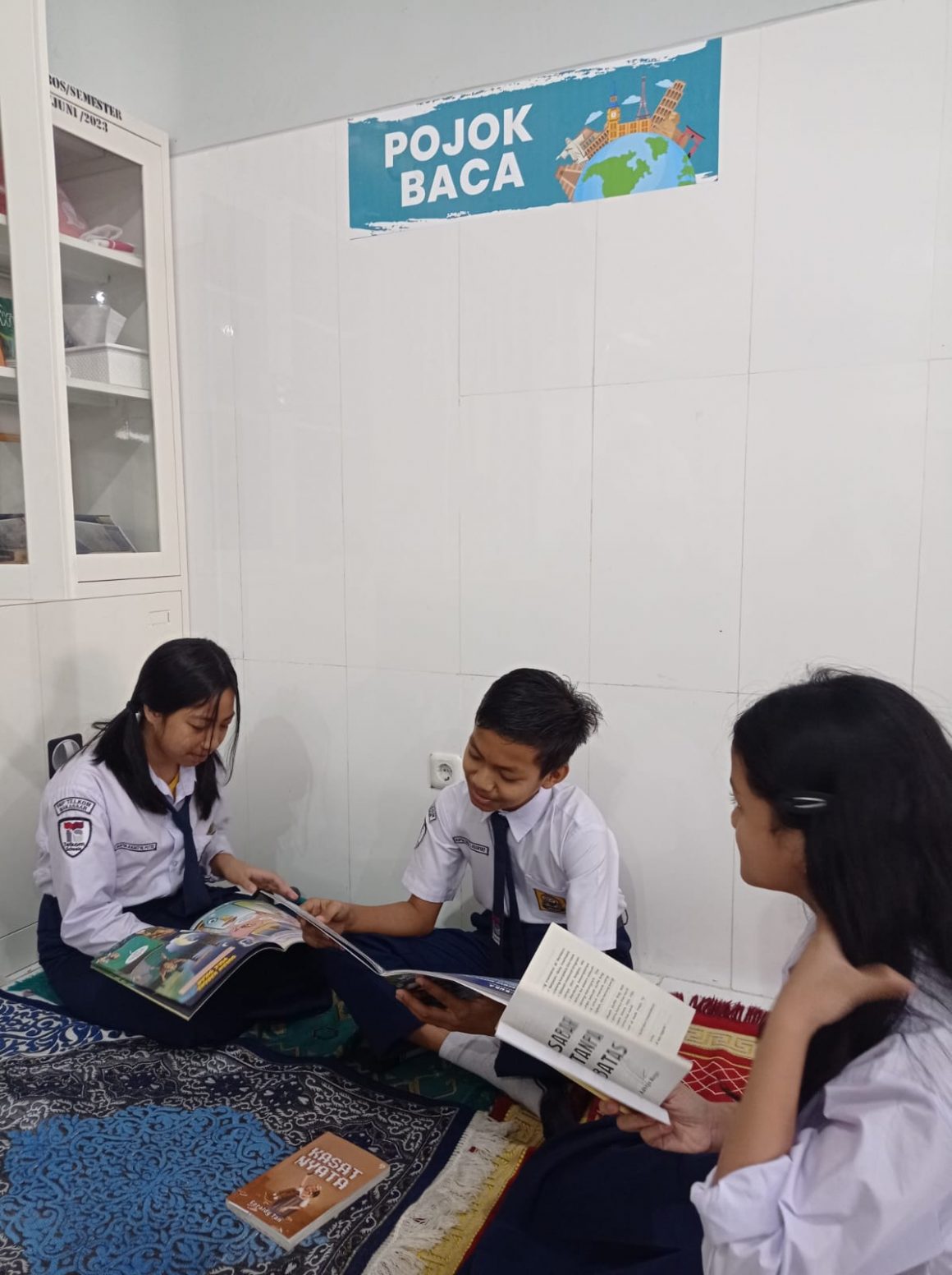 GARASI “GERAKAN LITERASI MELALUI POJOK BACA” - SMP Telkom Makassar